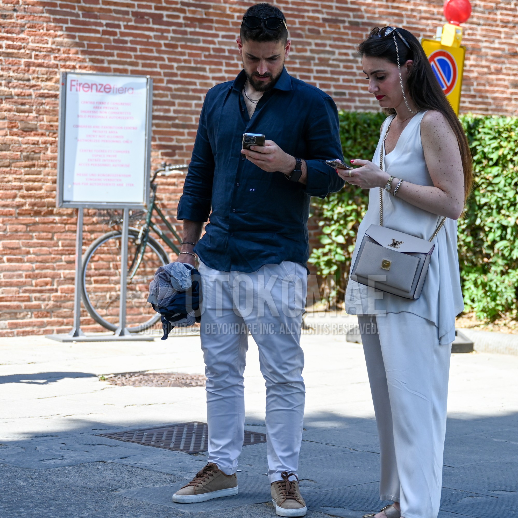 ネイビー無地のシャツ、白無地のチノパン、ベージュ・白ローカットのスニーカーを合わせた春のメンズコーデ・着こなし。 | OTOKOMAE / 男前研究所