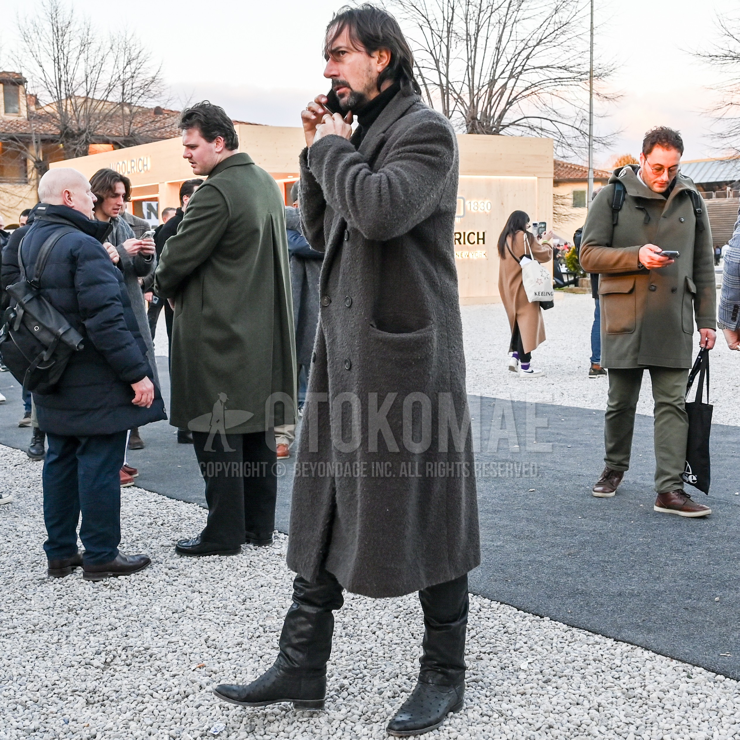 黒無地のチェスターコート、黒無地のタートルネックニット、黒無地のデニム/ジーンズ、黒のブーツを合わせた秋冬のメンズコーデ・着こなし。 | OTOKOMAE / 男前研究所