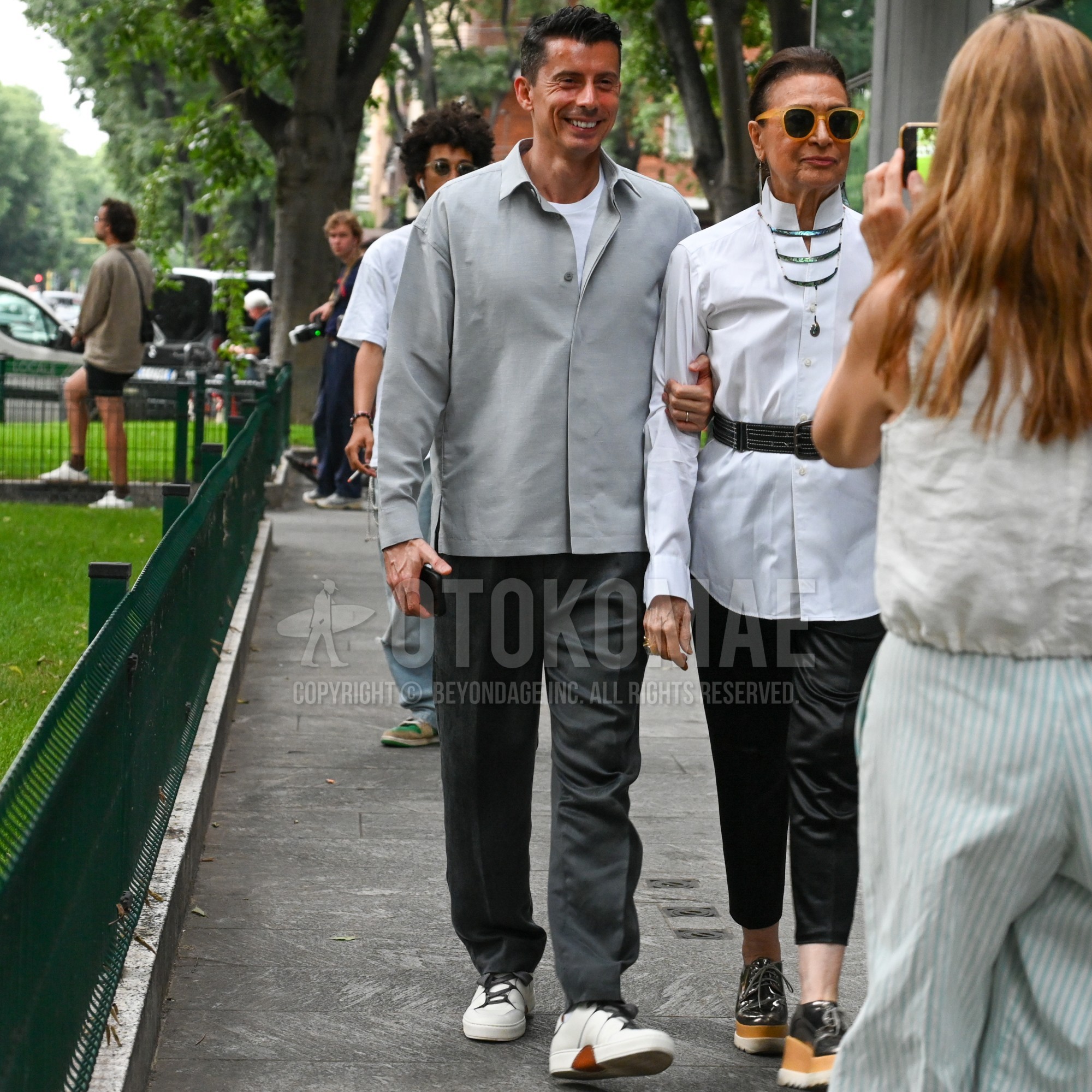 グレー無地のシャツ、白無地のTシャツ、グレー無地のスラックス、白ローカットのスニーカーを合わせた春夏のメンズコーデ・着こなし。 | OTOKOMAE / 男前研究所