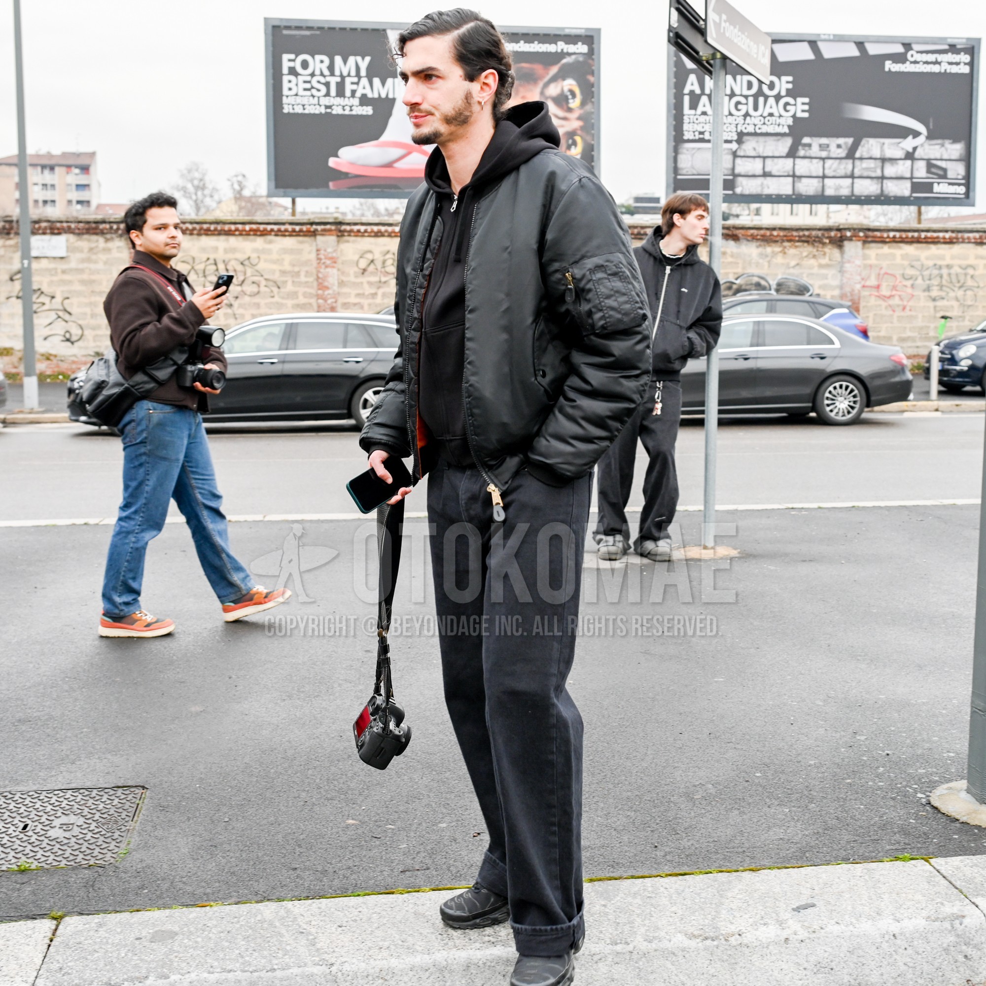 黒無地のMA-1、黒無地のフーディ、黒無地のデニム/ジーンズ、黒ローカットのスニーカーを合わせたメンズコーデ・着こなし。 | OTOKOMAE / 男前研究所